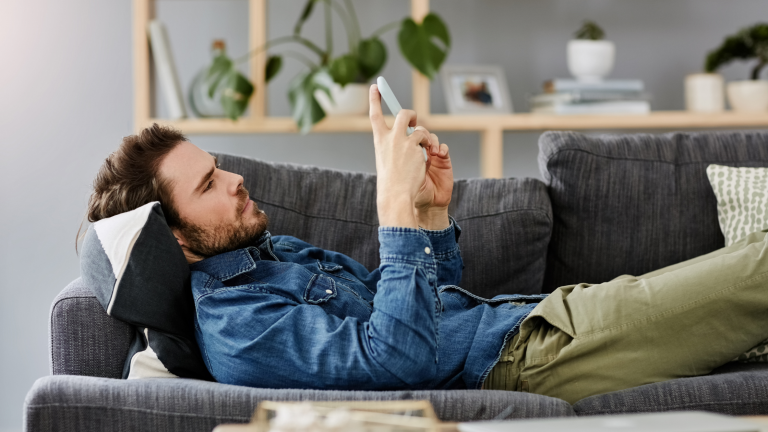 Laying back or Lying back? Which is correct? - One Minute English